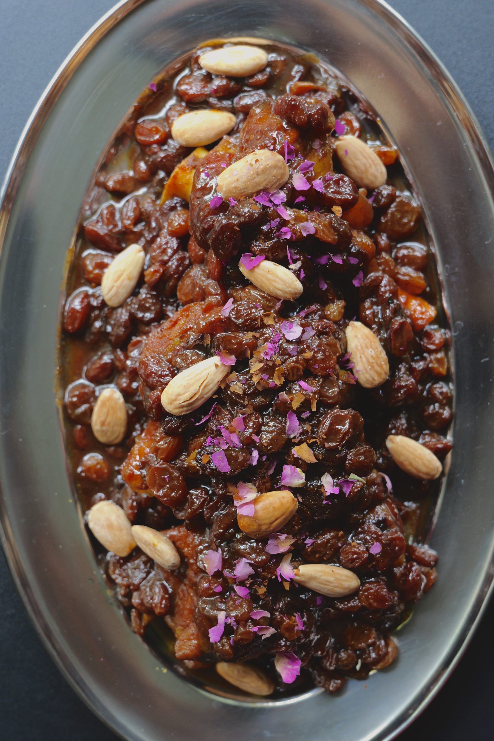 Brochettes de Mrouzia aux raisins, amandes et miel