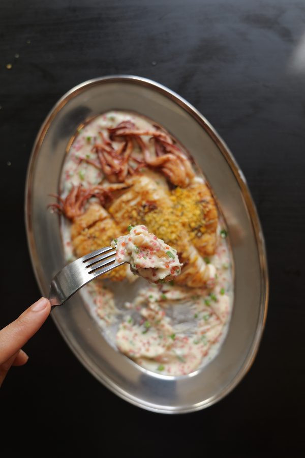 Calamar grillé au beurre blanc & chapelure thym-maïs